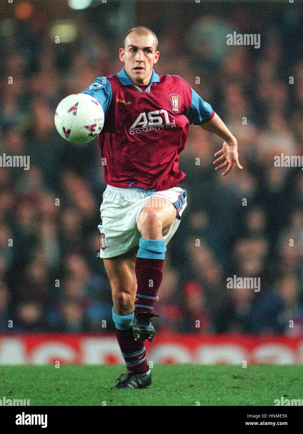 MARK DRAPER ASTON VILLA FC 05 December 1995 Stock Photo - Alamy