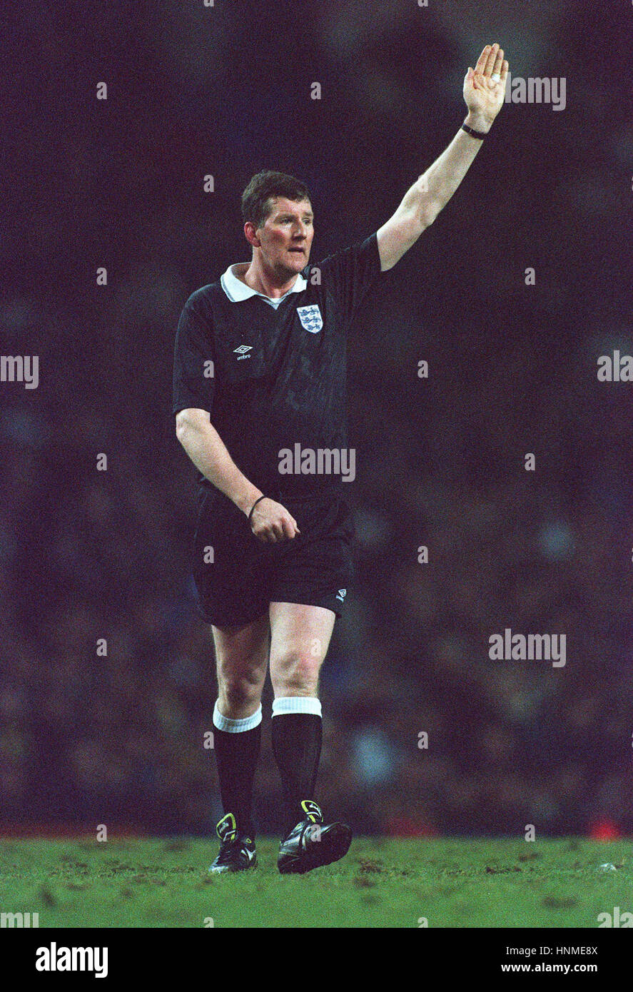 BILLY BURNS FOOTBALL REFEREE 16 January 1995 Stock Photo - Alamy