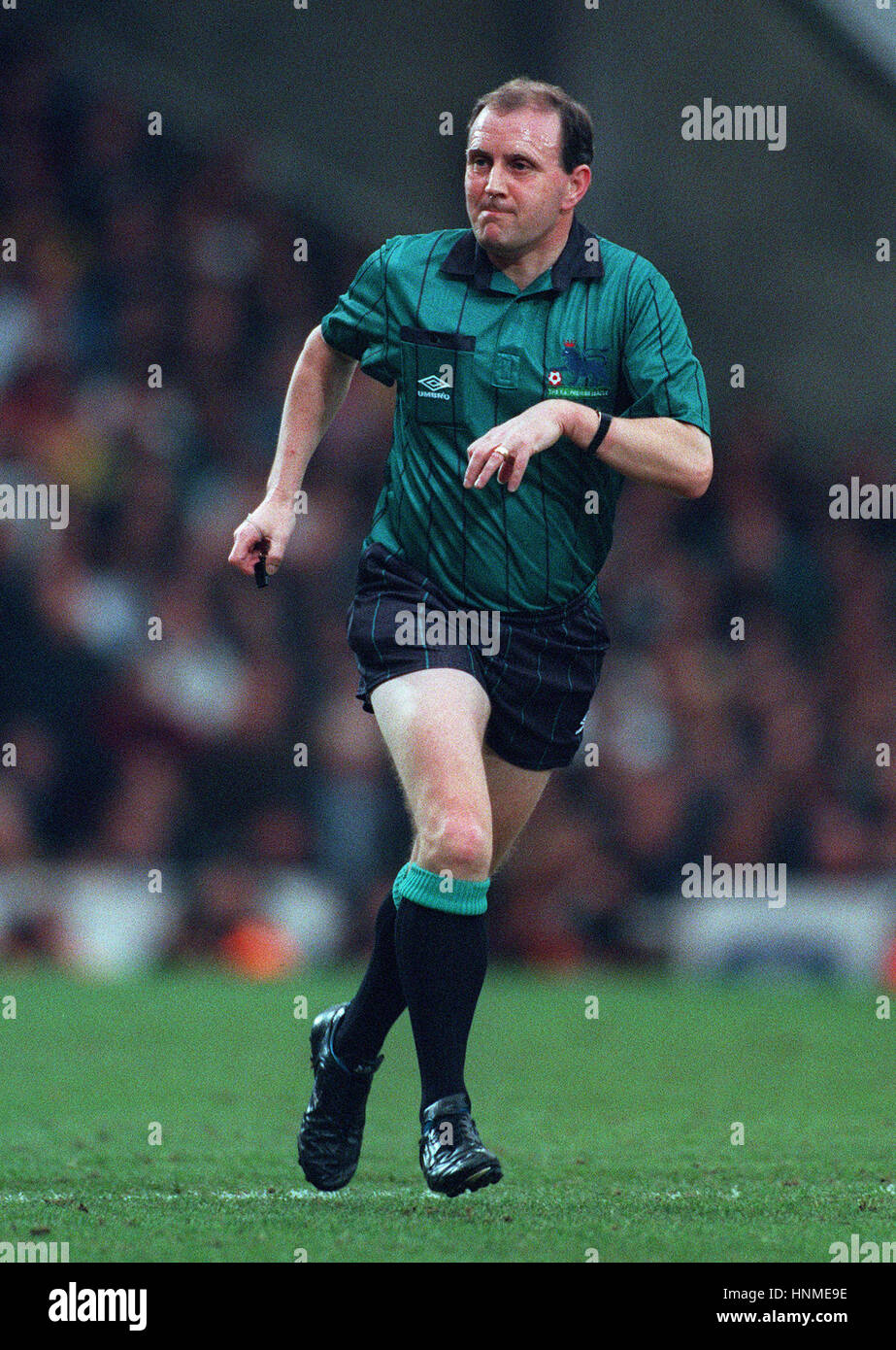 Brian hill referee hi-res stock photography and images - Alamy