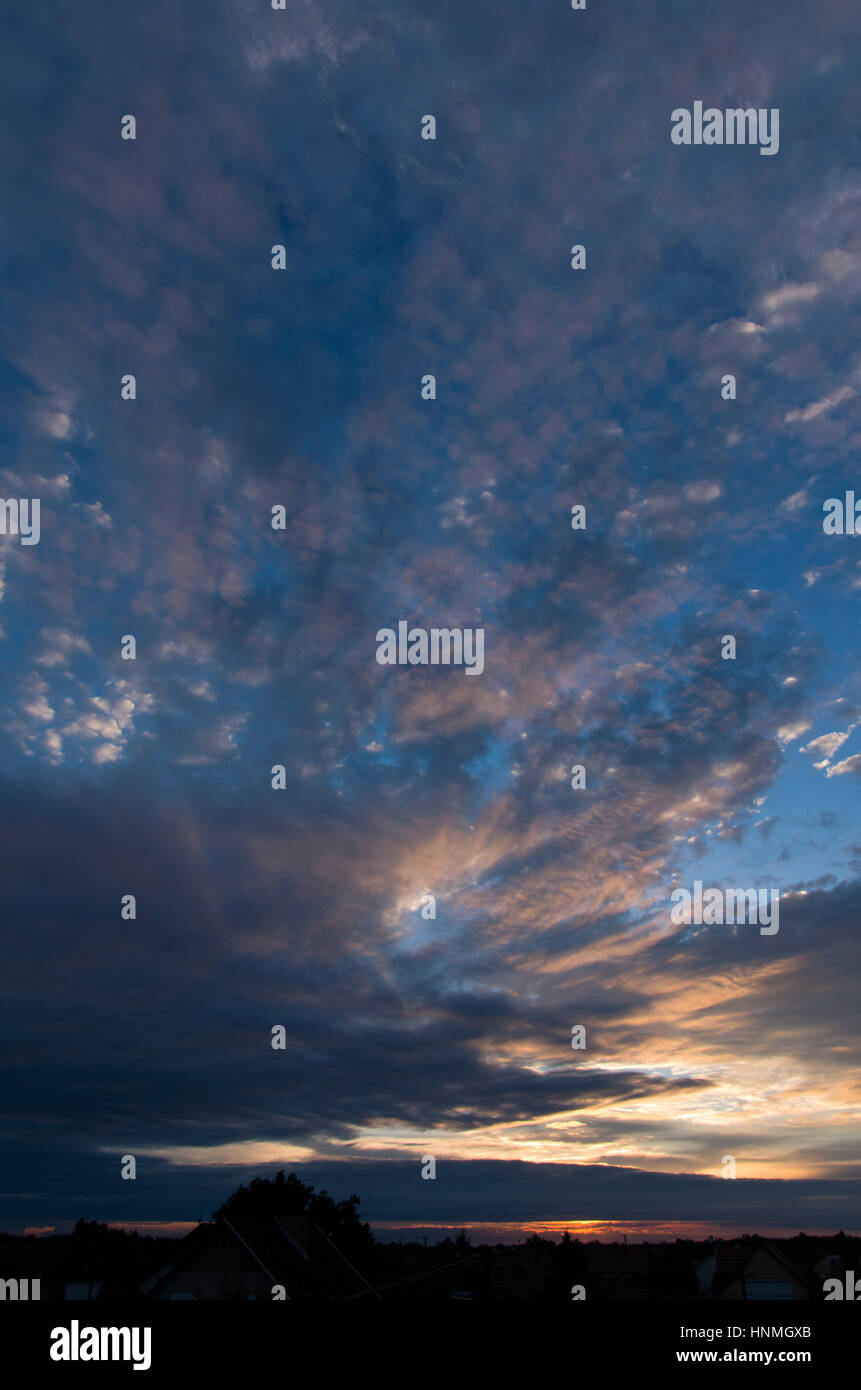 Cloudy sunset sky hi-res stock photography and images - Alamy