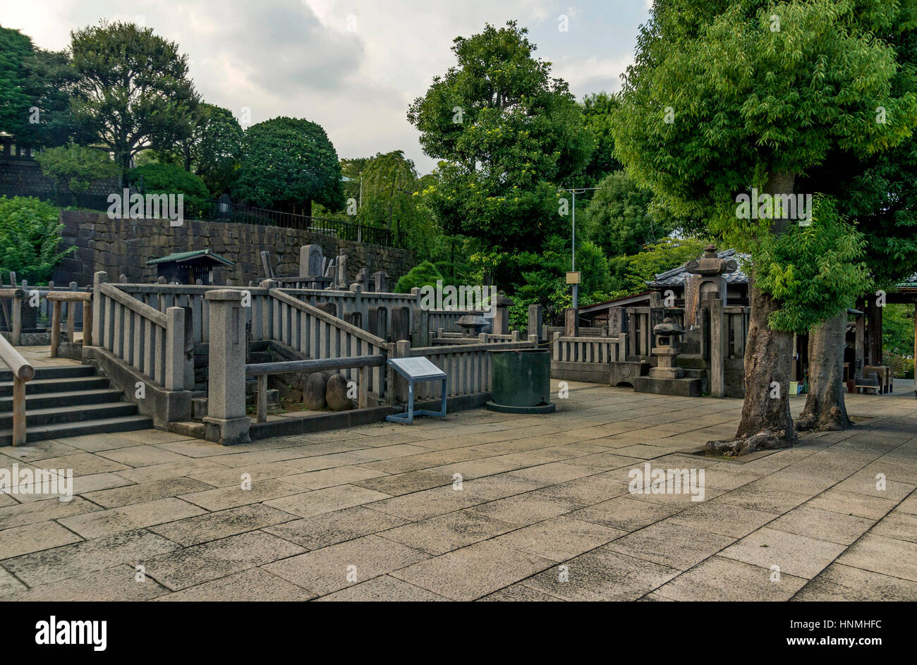 Graveyard of the 47 Ronin at the Sengaku-ji Temple in Tokyo, Japan ...