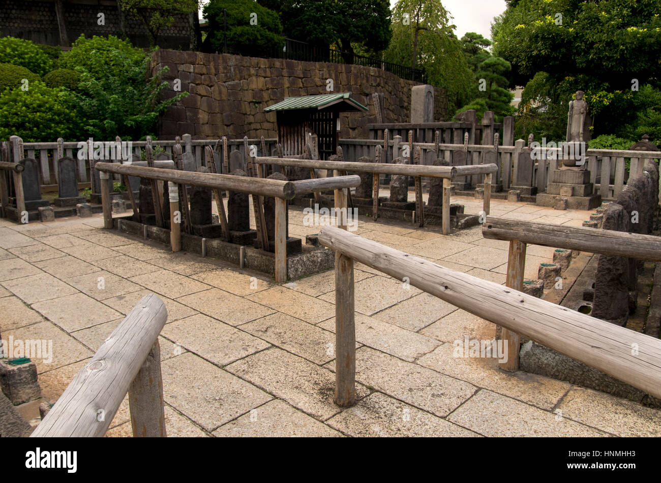 The graveyard of the 47 Ronin at the Sengaku-ji Temple in Tokyo, Japan ...