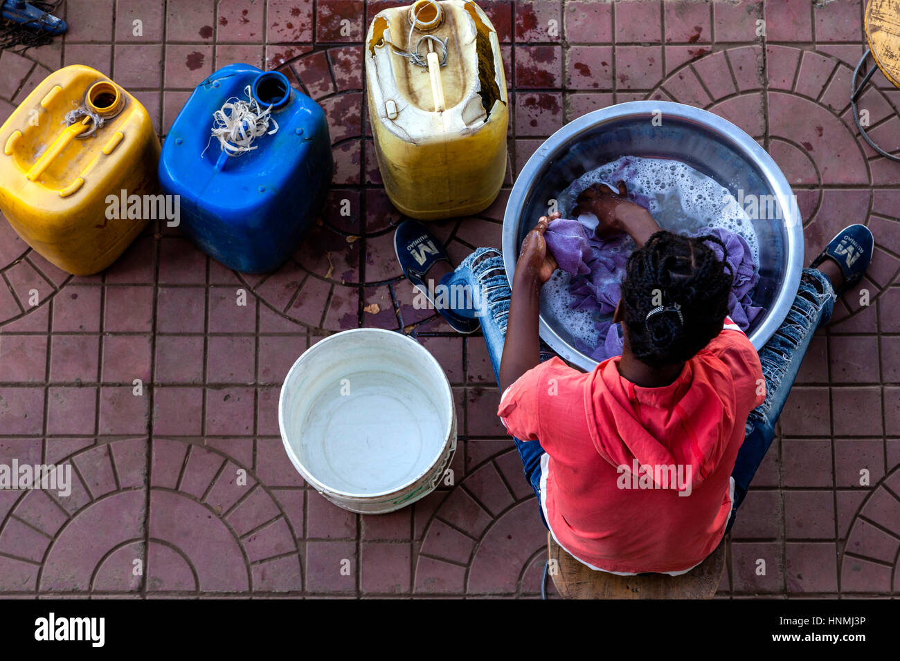 African washing clothes hi-res stock photography and images - Alamy