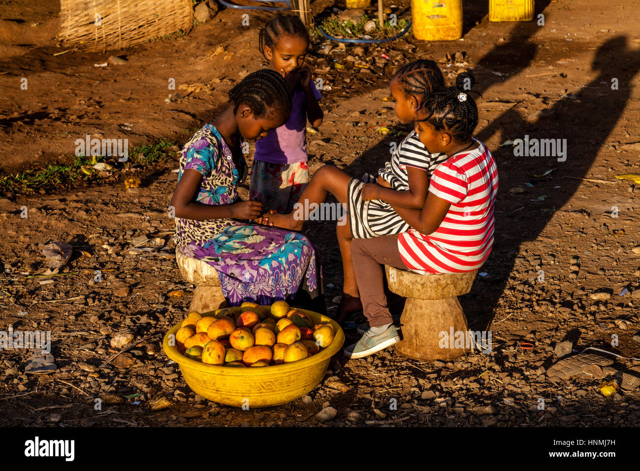 Girl selling mangoes hi-res stock photography and images - Alamy
