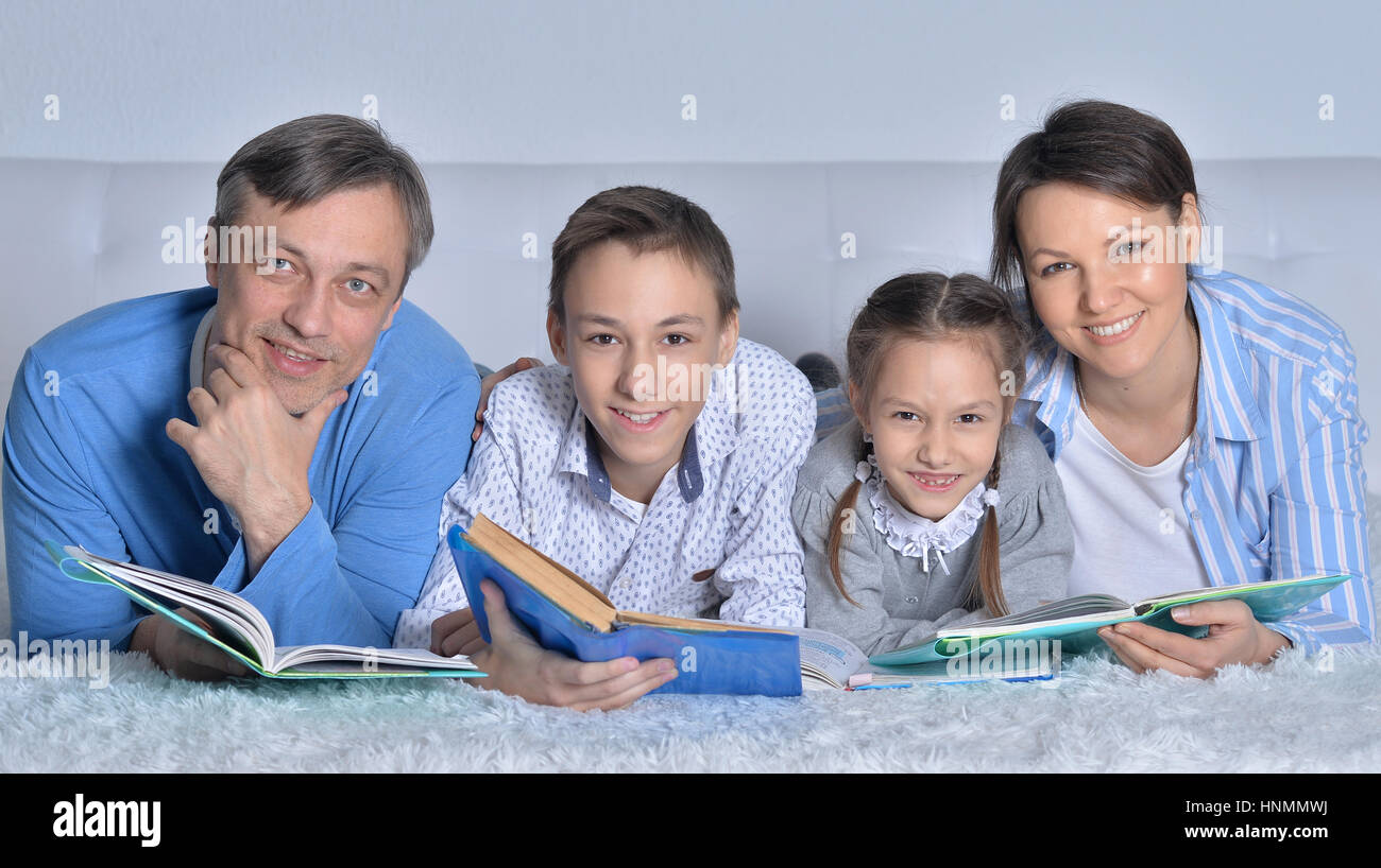 family reading books Stock Photo - Alamy