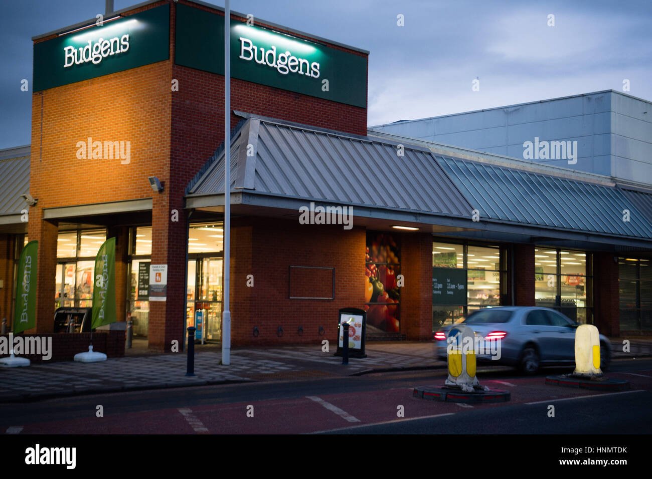 Owned by supermarket chain tesco hi-res stock photography and images ...