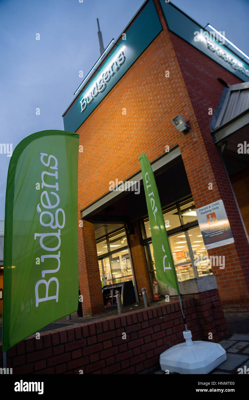 Budgens supermarket logo hi-res stock photography and images - Alamy