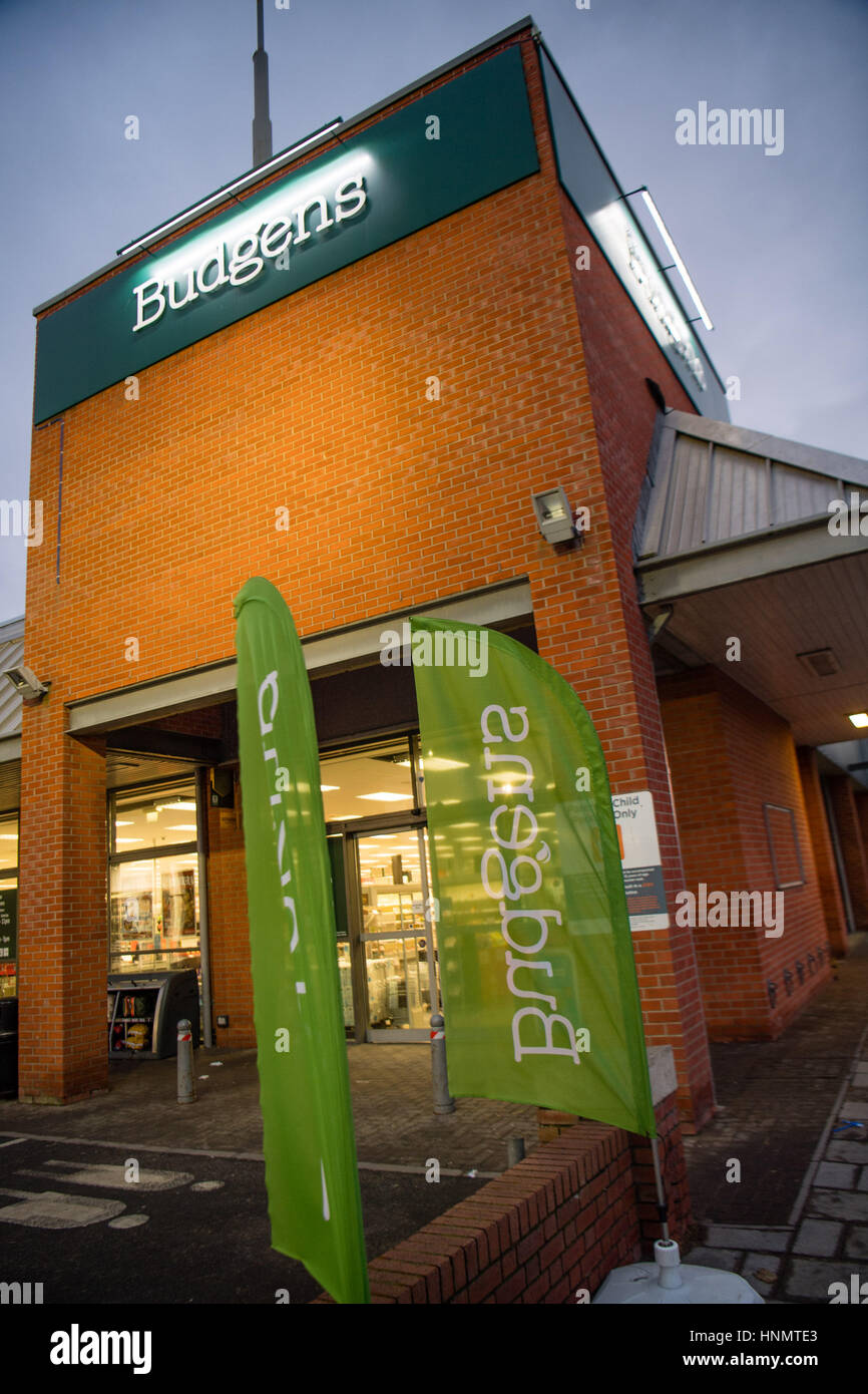 Owned by supermarket chain tesco hi-res stock photography and images ...