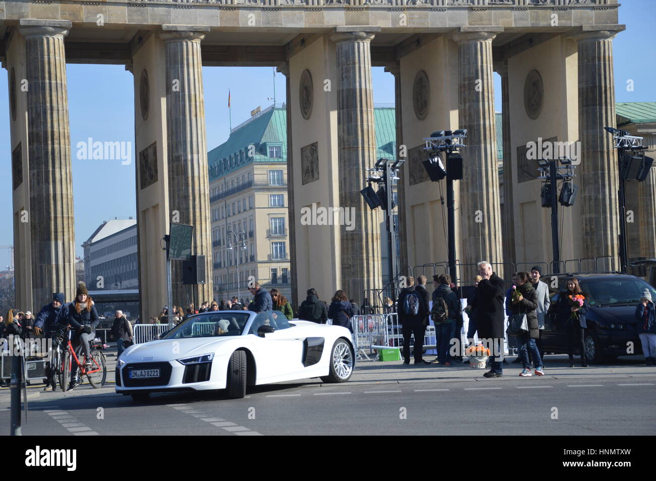 Berlin, Germany. 14th Feb, 2017. Weather in Germany: People enjoy sunny ...