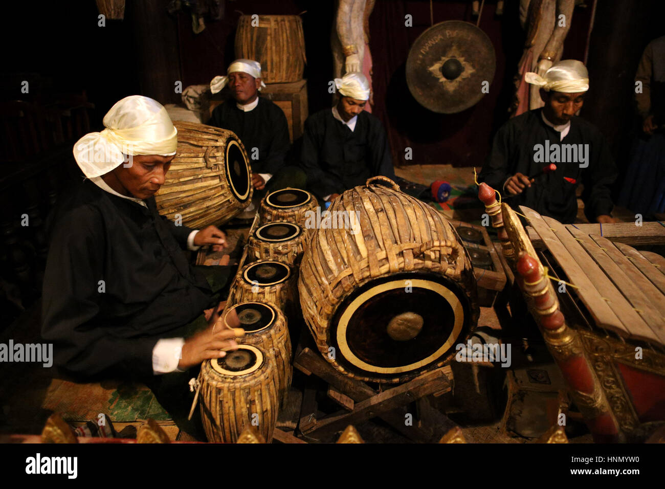 Bagan, Myanmar. 14th Feb, 2017. Members of a Myanmar traditional ...