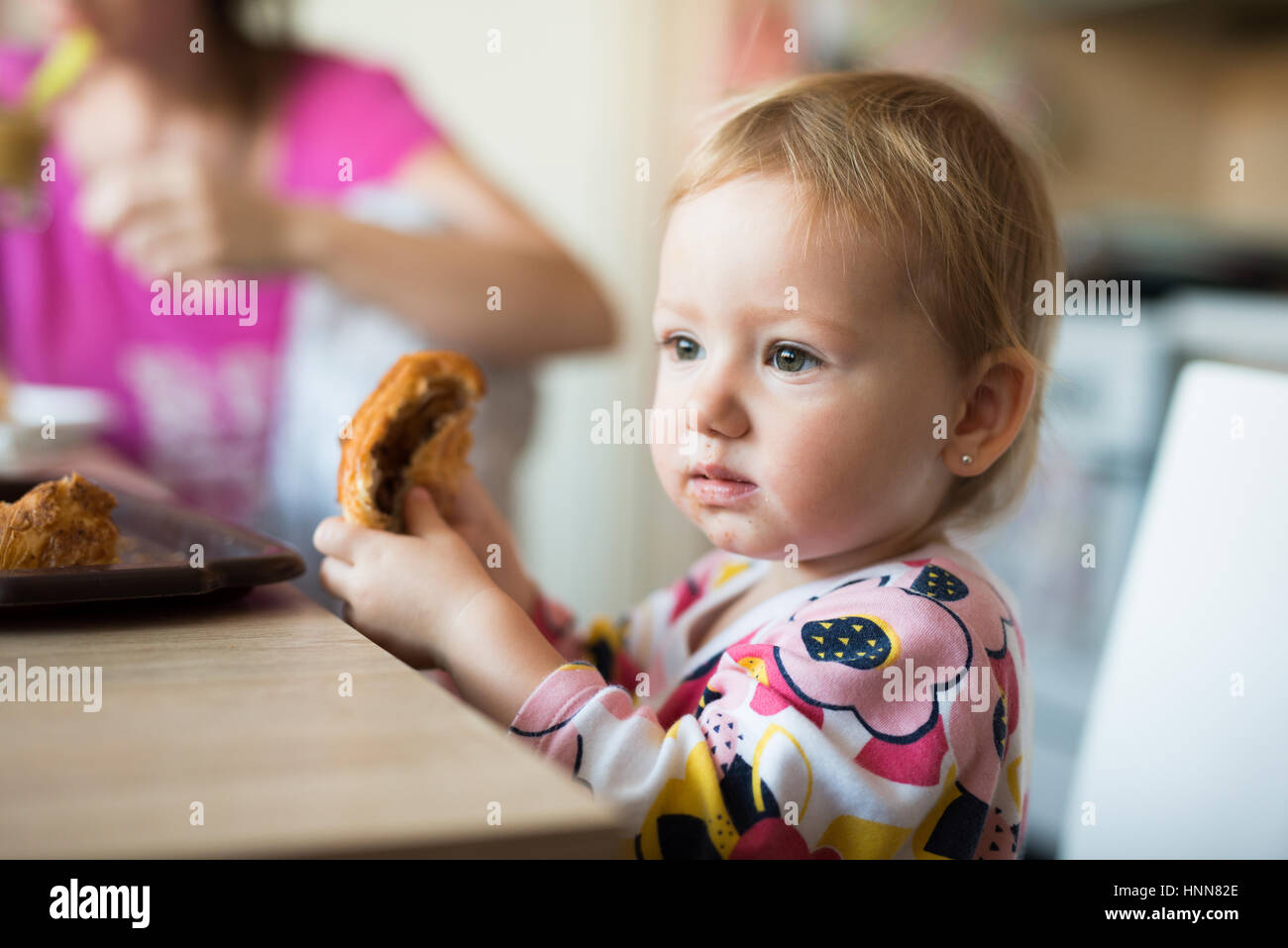 Eating sitting up hi-res stock photography and images - Alamy