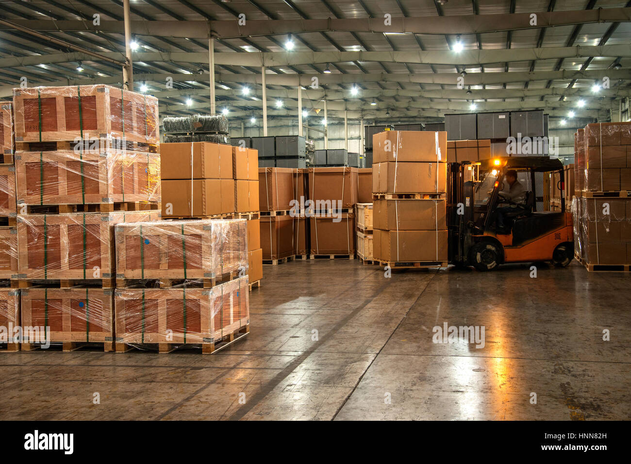 Men packing in warehouse hi-res stock photography and images - Alamy