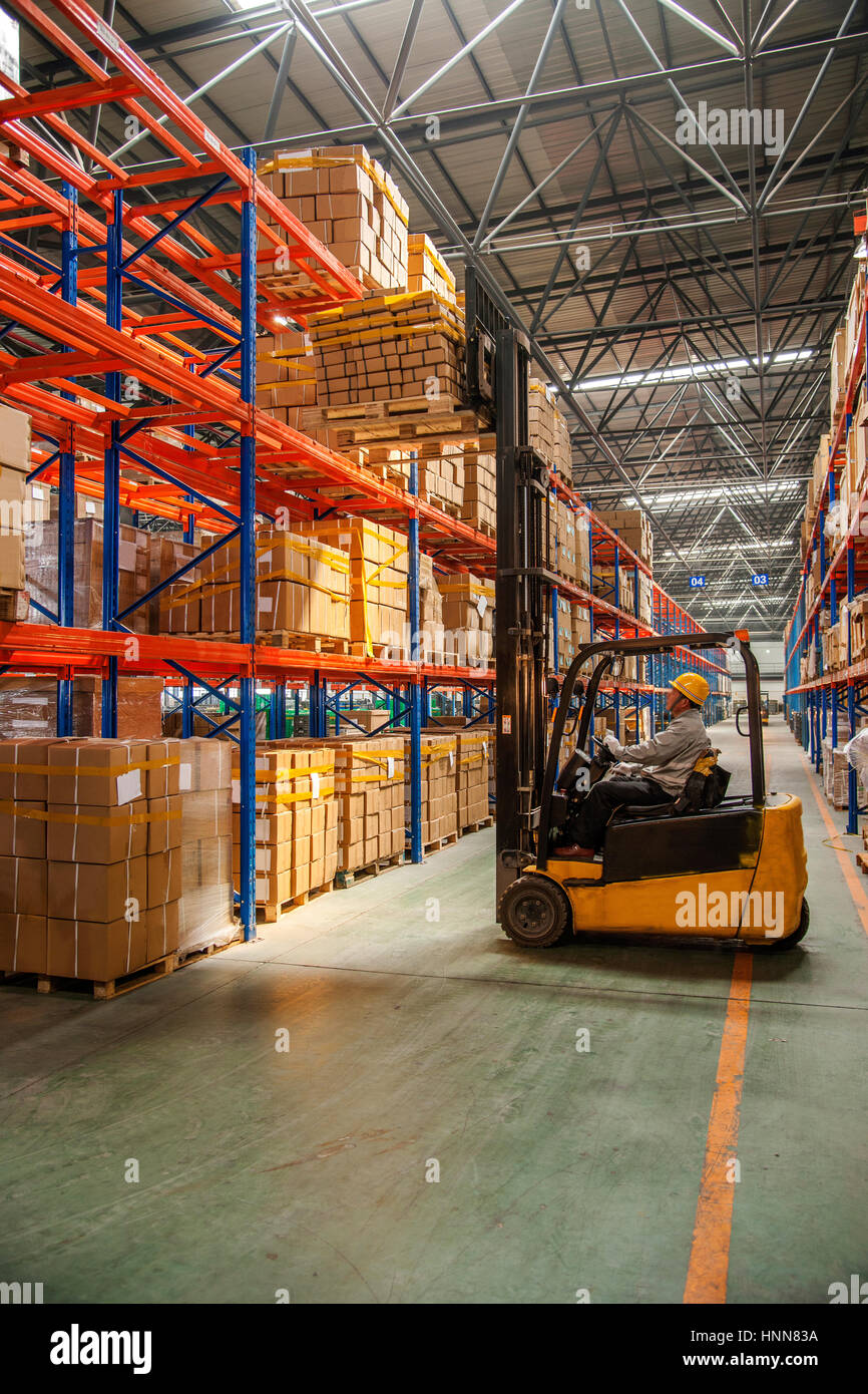 Men packing in warehouse hi-res stock photography and images - Alamy
