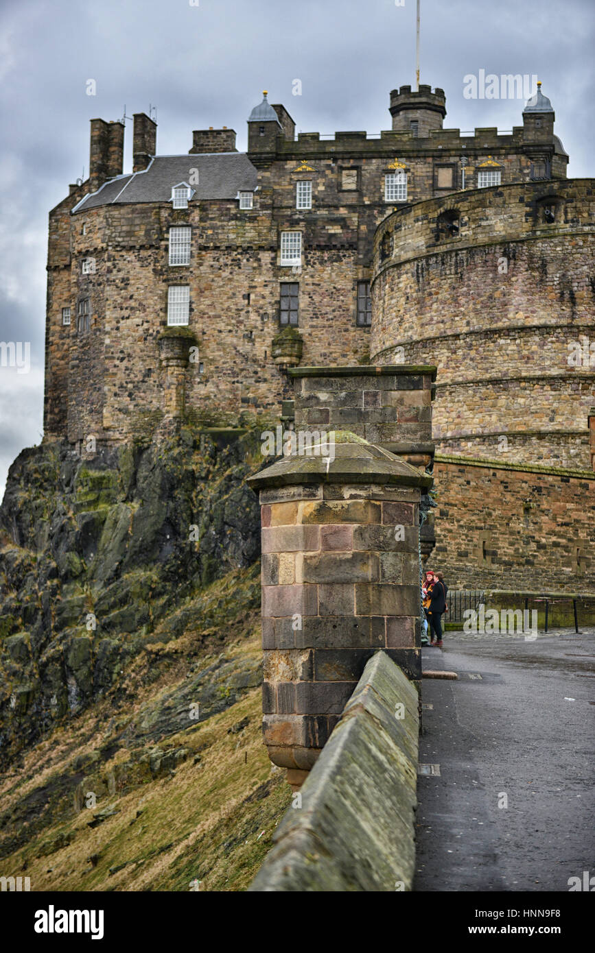 Cobbled street edinburgh scotland hi-res stock photography and images ...