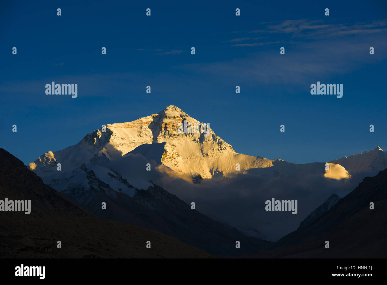 Qomolangma national nature reserve hi-res stock photography and images ...