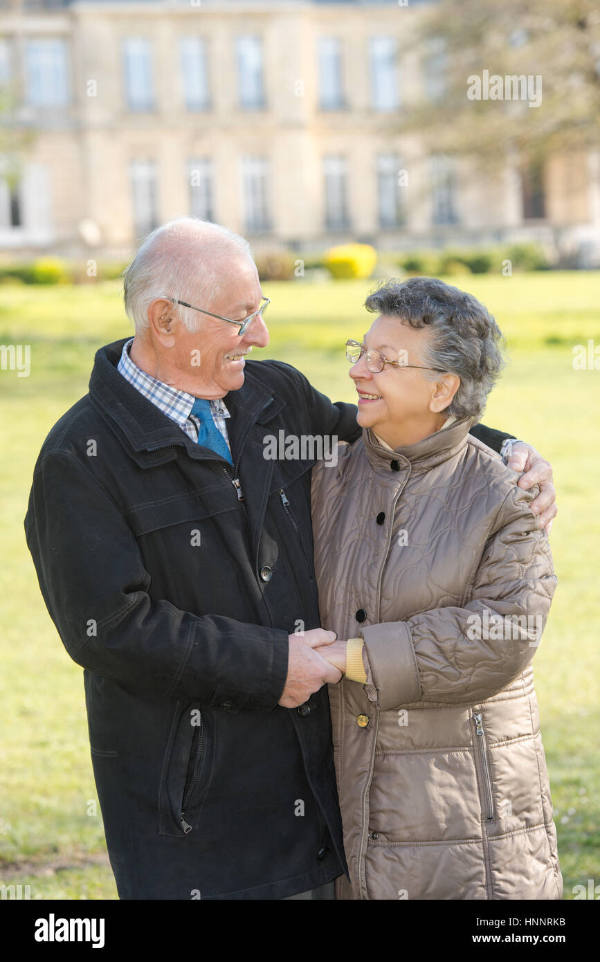 Elderly couple embrace hi-res stock photography and images - Alamy