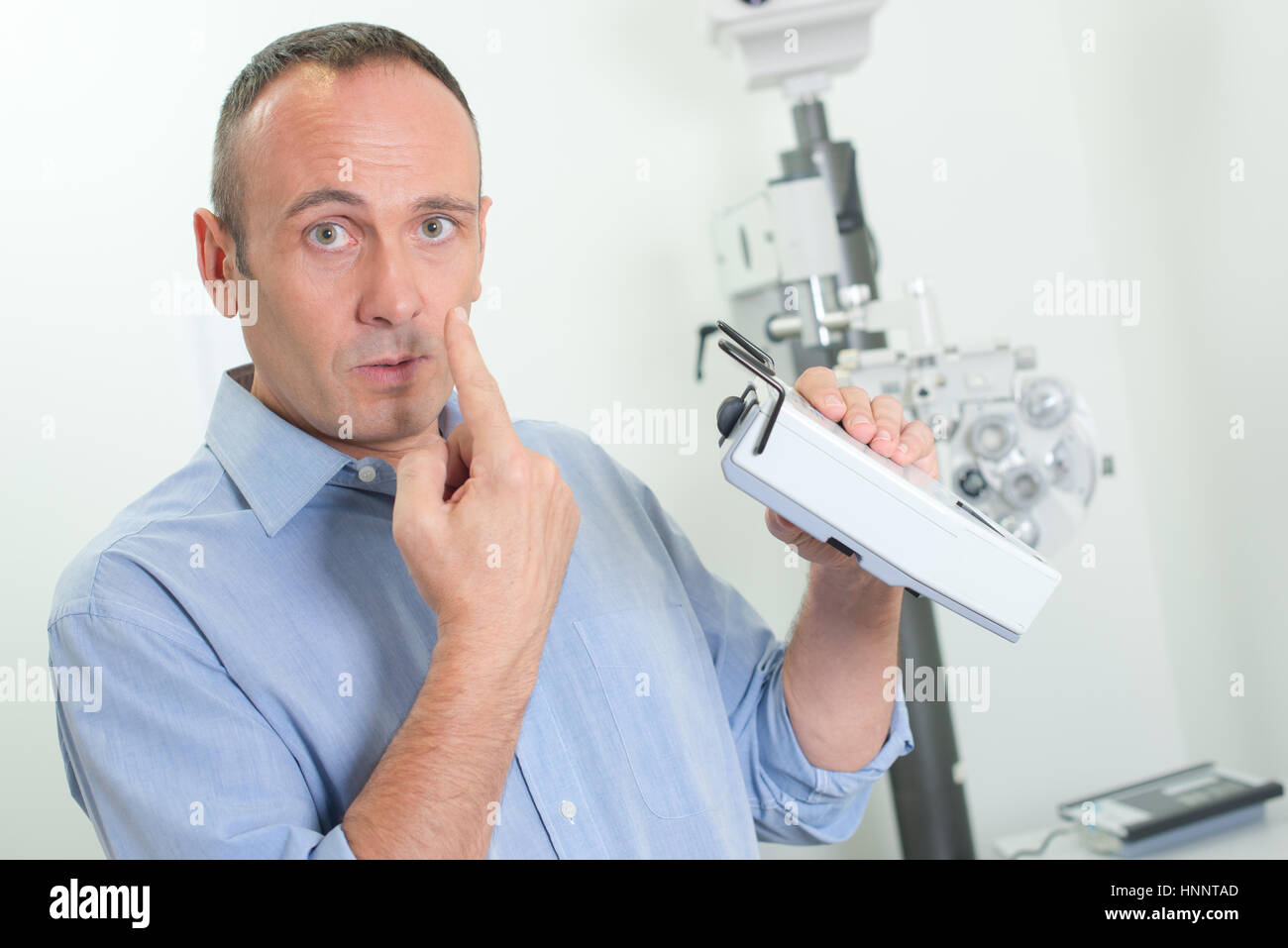 ophthalmology pointing at his eye Stock Photo - Alamy