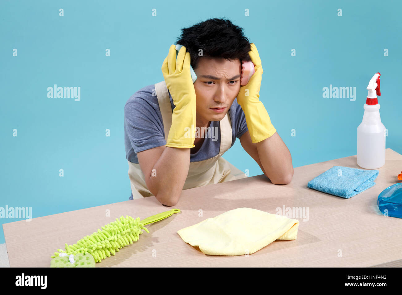 Young men do housework Stock Photo - Alamy