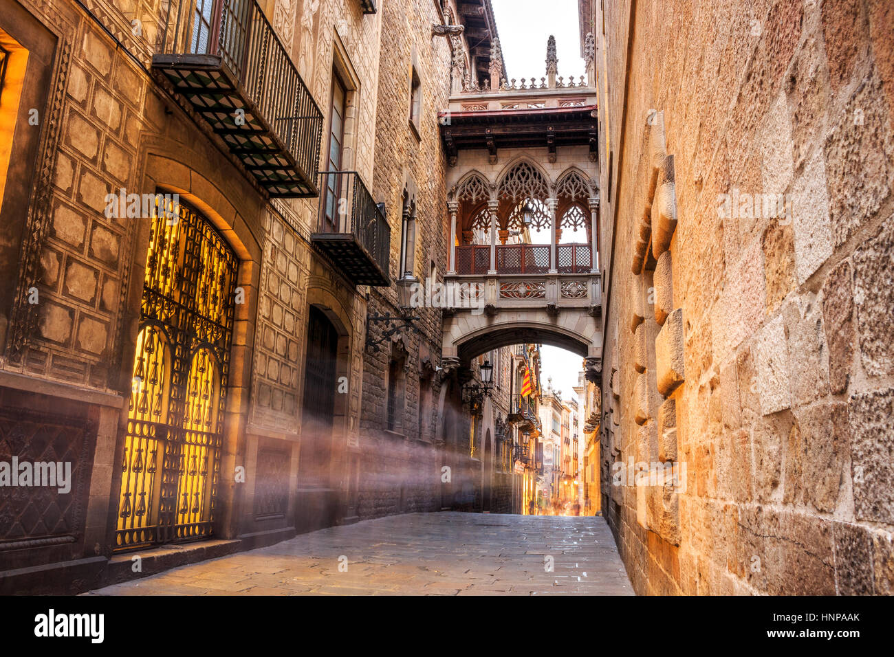 Bridge between buildings in Barri Gotic quarter, Barcelona, Spain Stock ...
