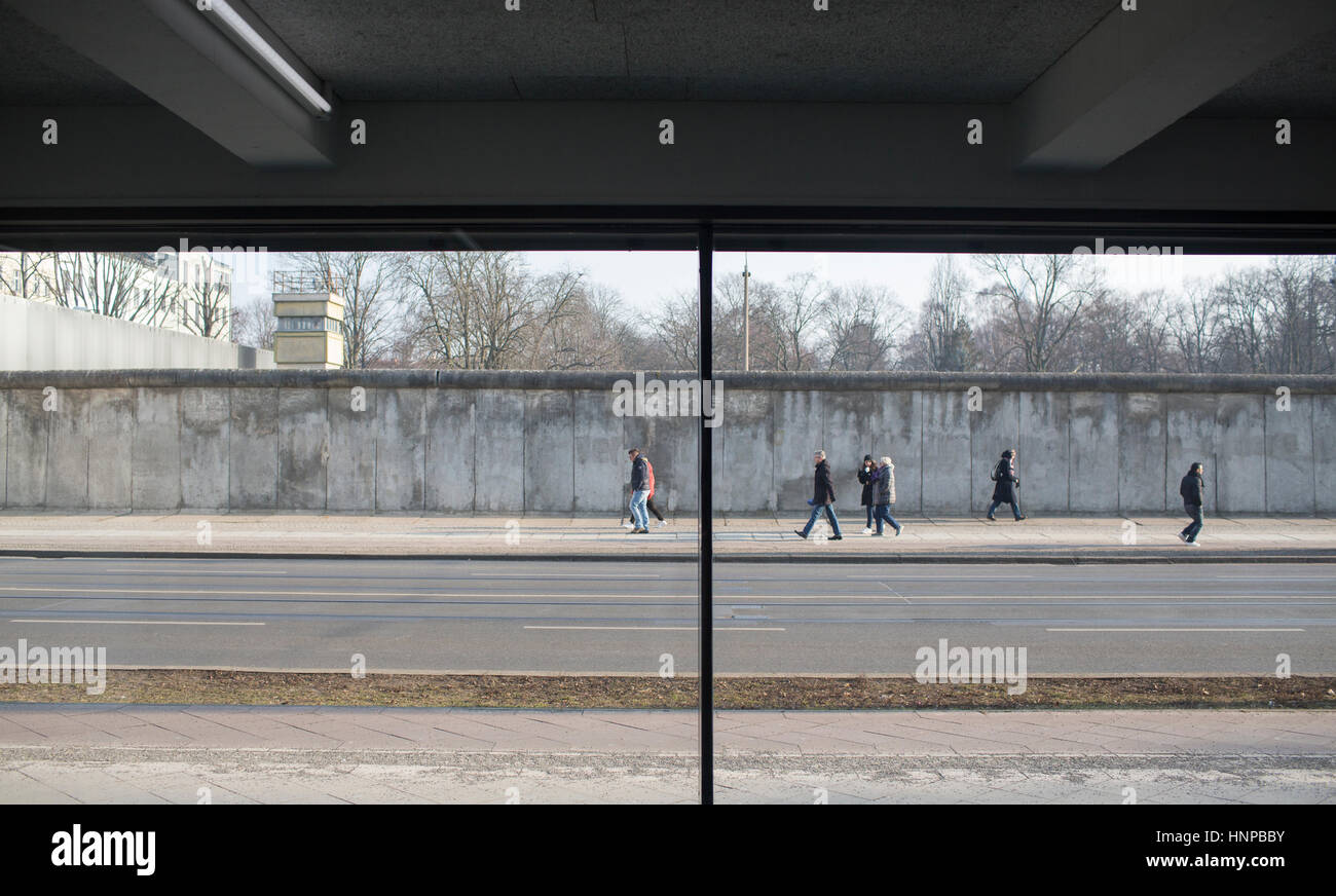 remembrance & memorials of the wall in Berlin during the cold war Stock ...