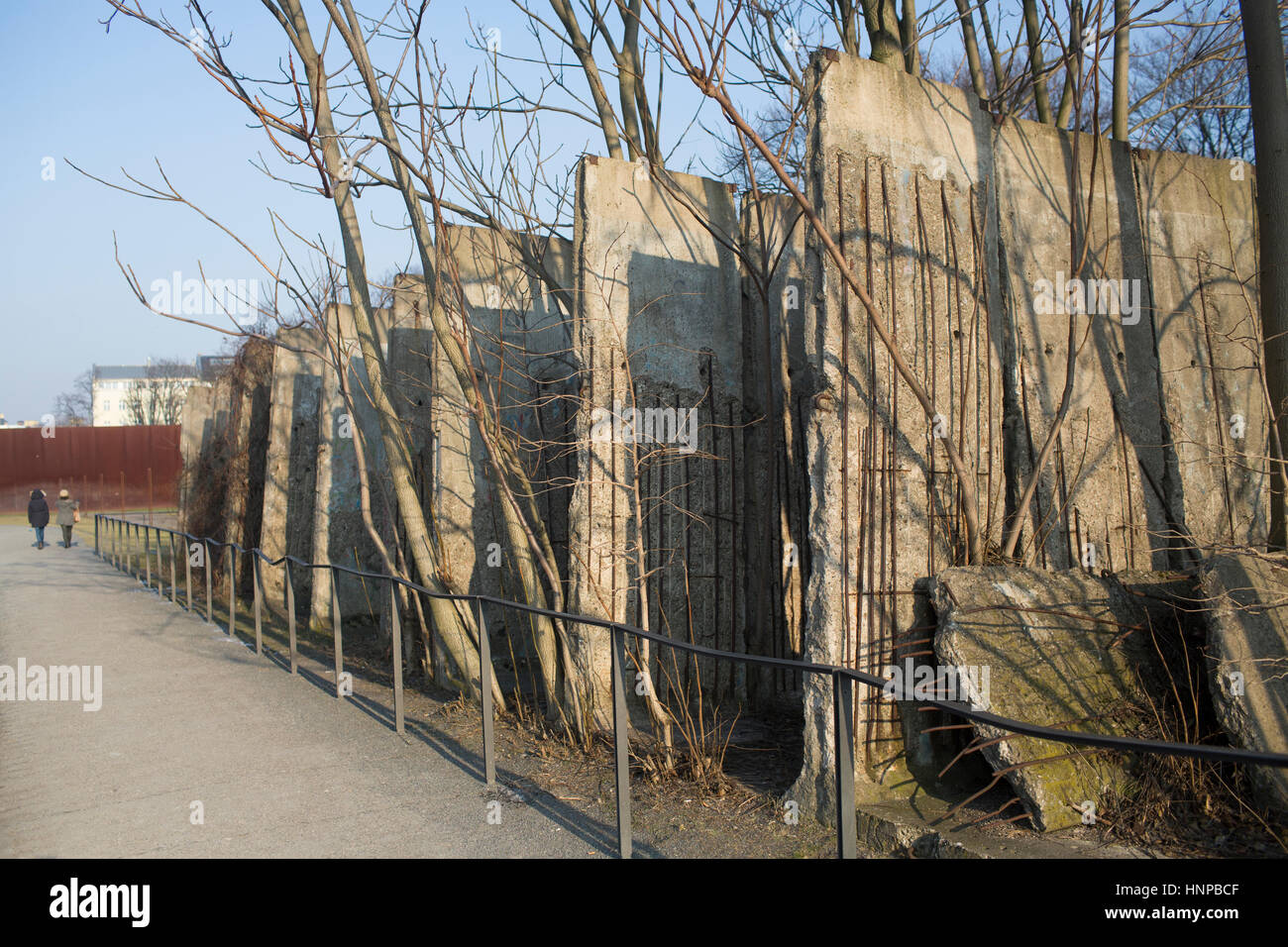 remembrance & memorials of the wall in Berlin during the cold war Stock ...