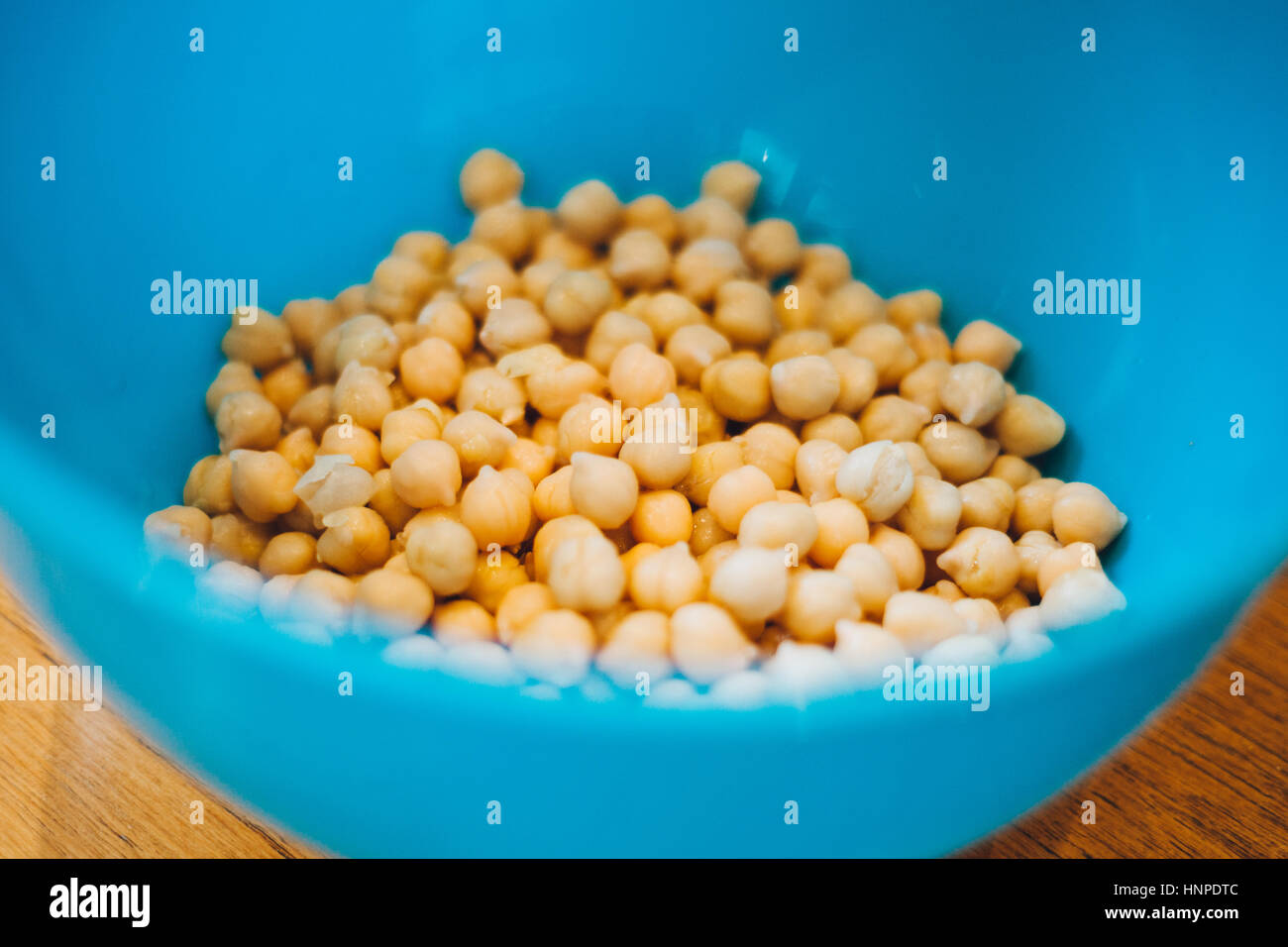 boiled chickpeas in a blue bowl Stock Photo - Alamy