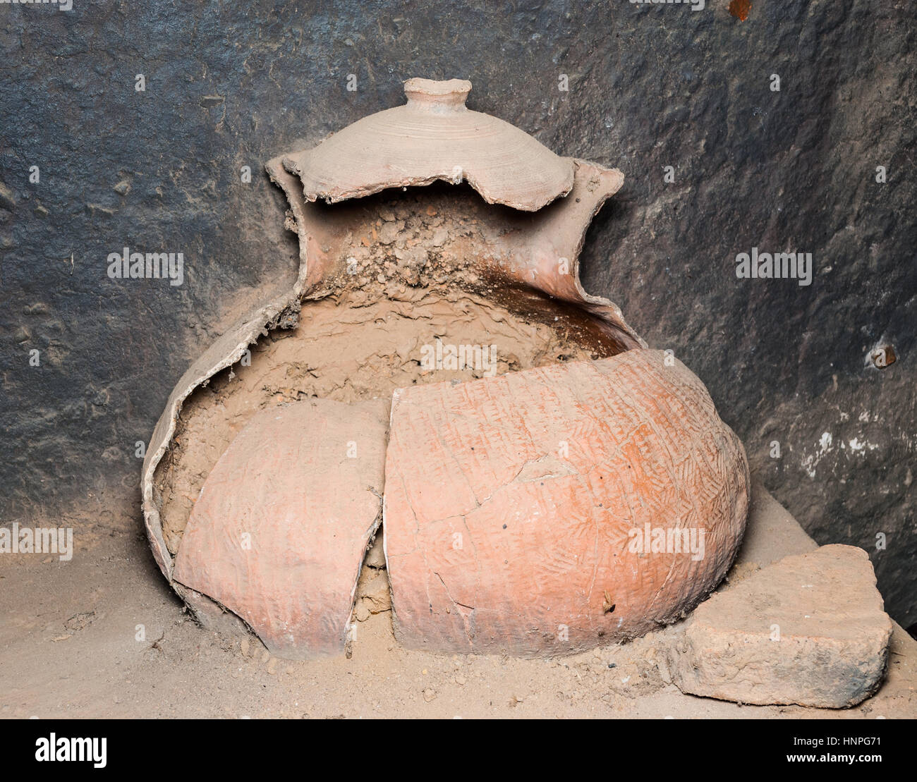 Broken pot hi-res stock photography and images - Alamy