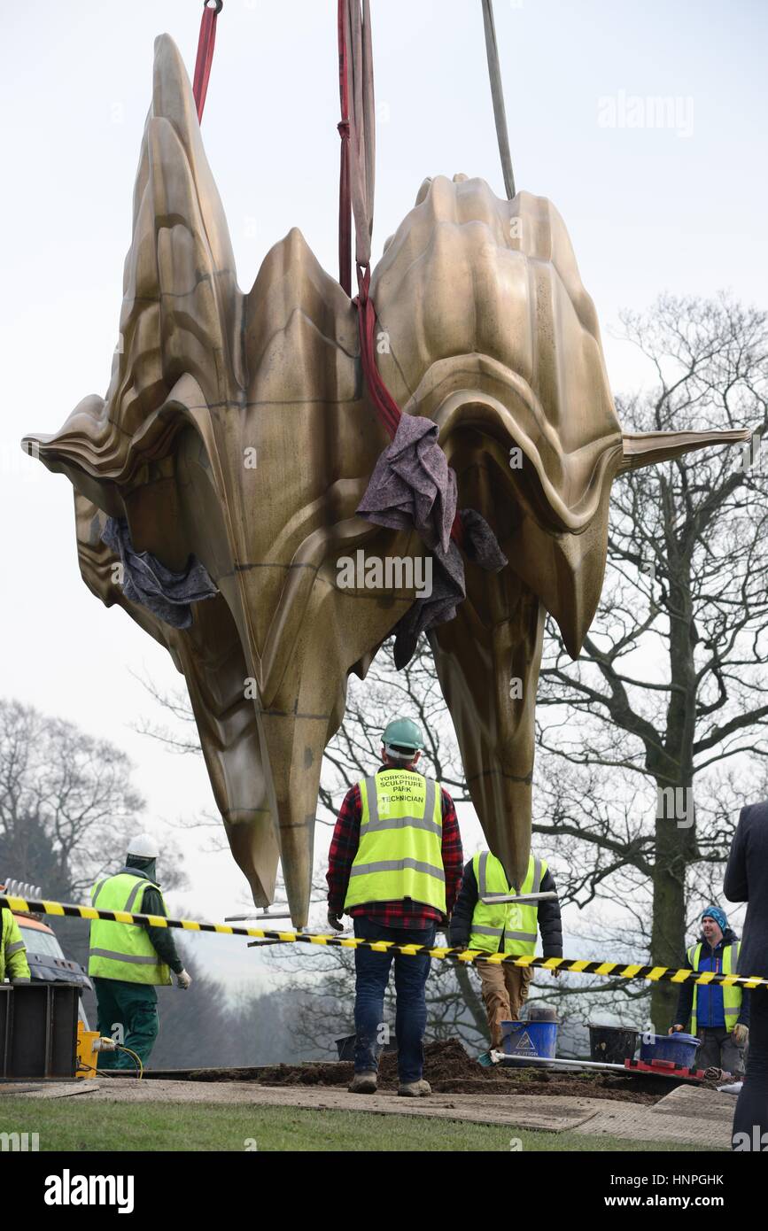 Installing sculpture hi-res stock photography and images - Alamy