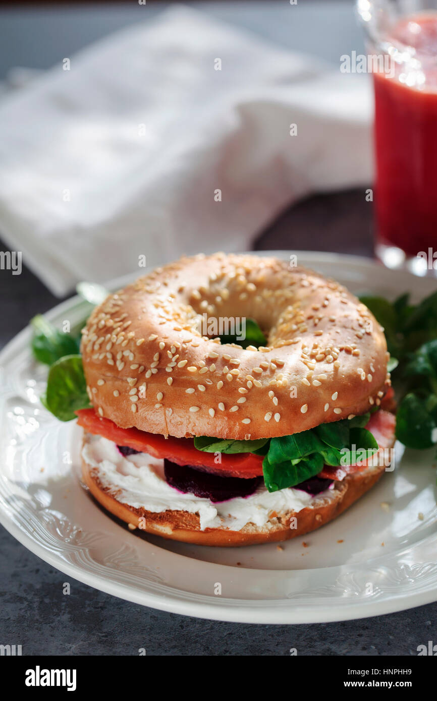 Bagel with cream cheese, smoked salmon and beetroot Stock Photo - Alamy