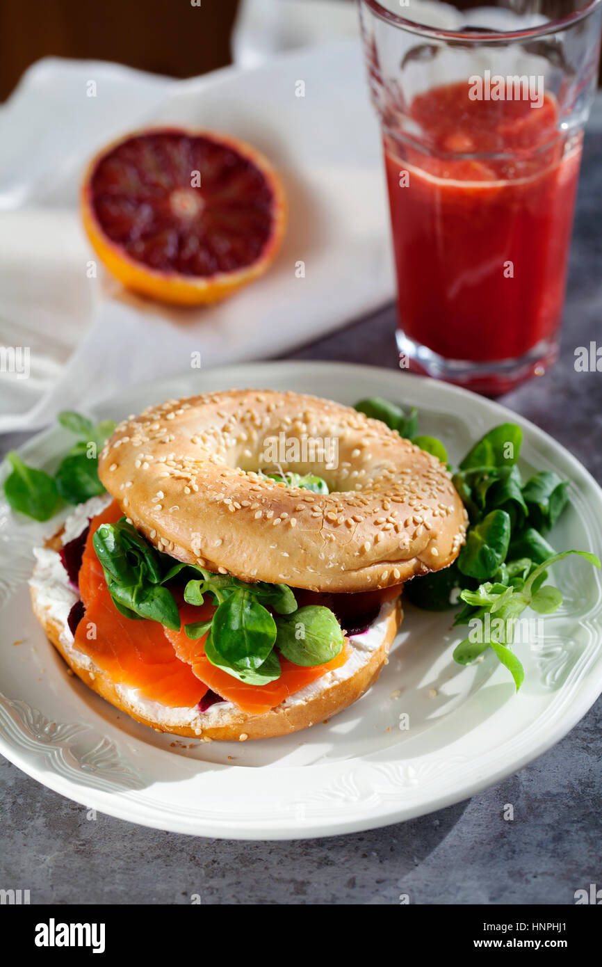 Bagel with cream cheese, smoked salmon and beetroot Stock Photo - Alamy