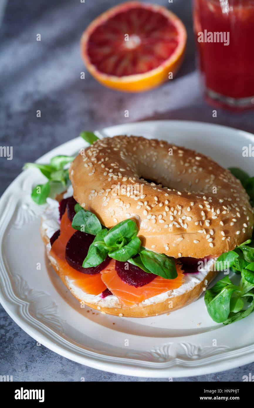 Bagel with cream cheese, smoked salmon and beetroot Stock Photo - Alamy