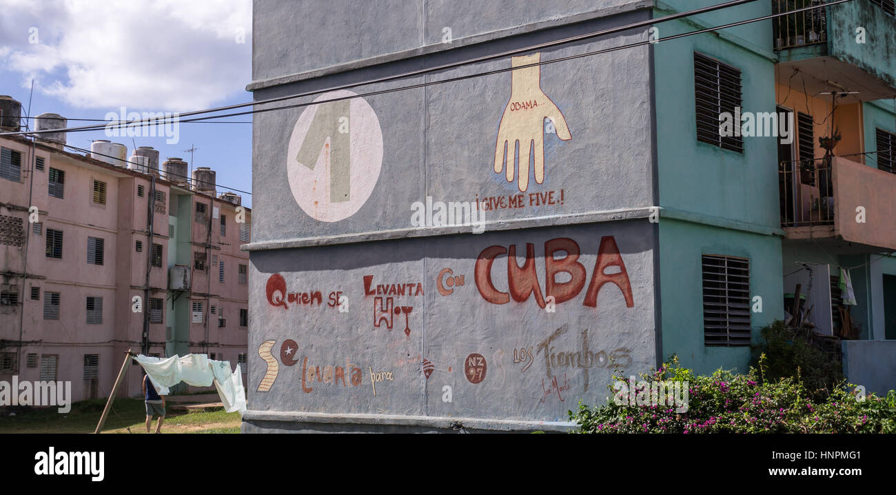 US-Cuban relations: Wall in Cuba shows diplomatic handshake between ...