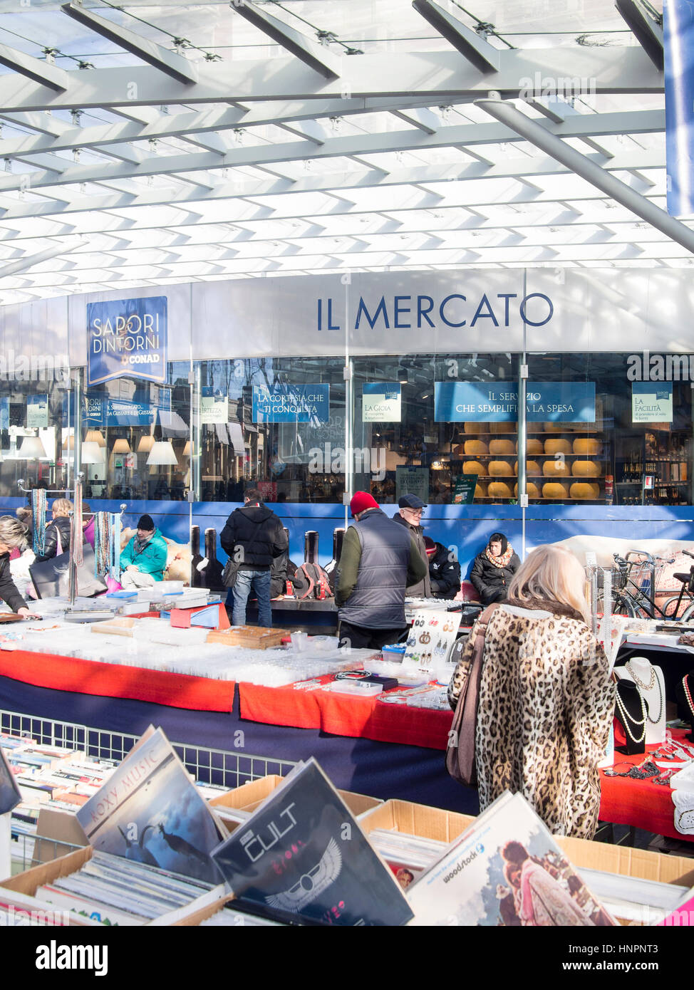 Street Market Antiques, memoriabilia and vintage stalls Stock Photo - Alamy