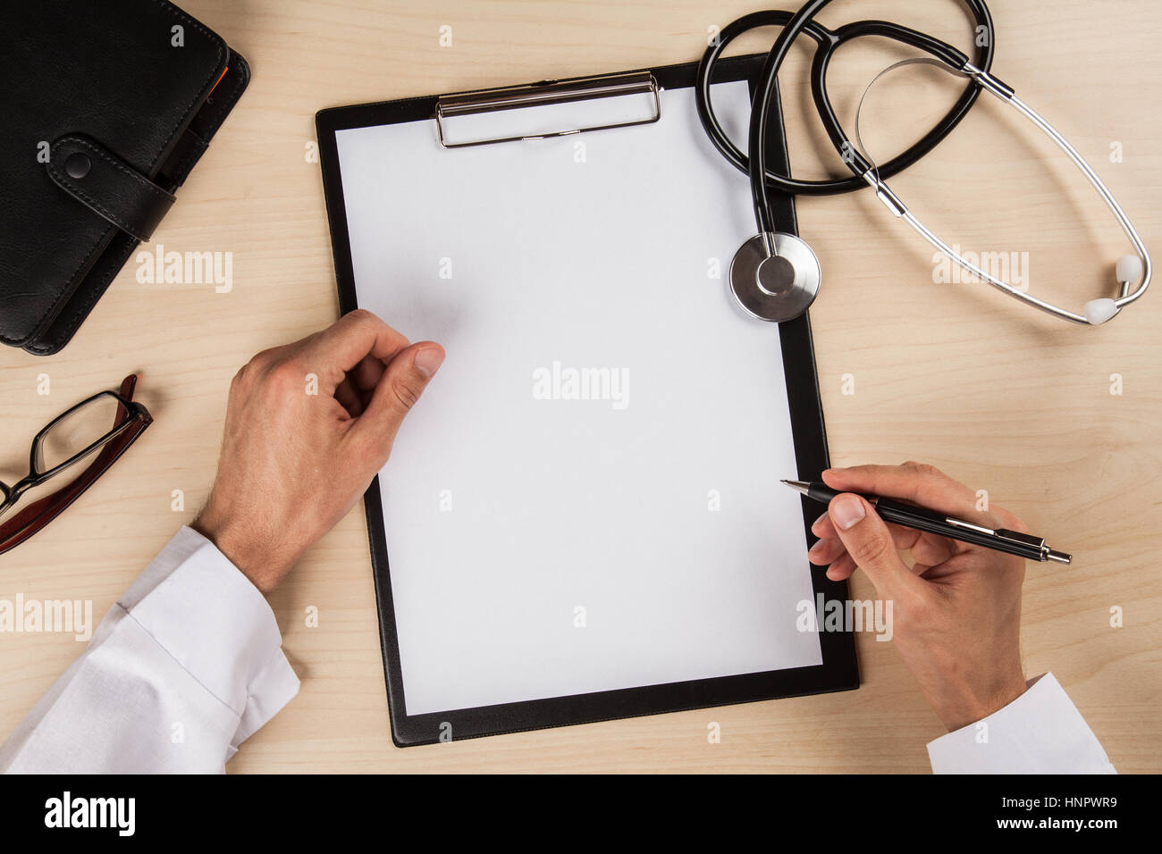 Doctors clipboard hi-res stock photography and images - Alamy