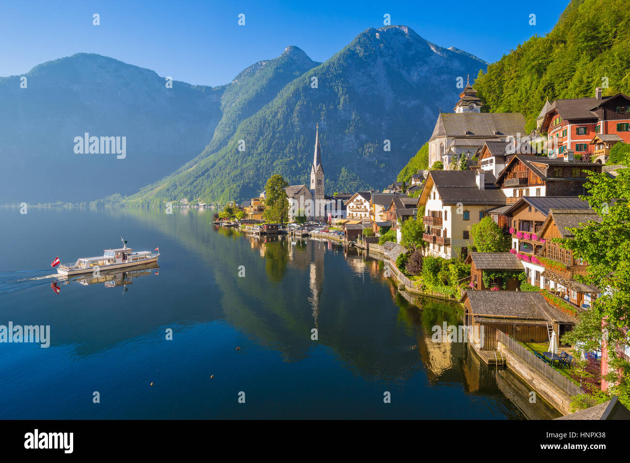 Scenic postcard view of famous Hallstatt lakeside town in the Alps with ...
