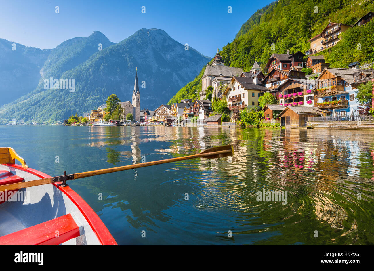 Scenic postcard view of famous Hallstatt lakeside town in the Alps with ...