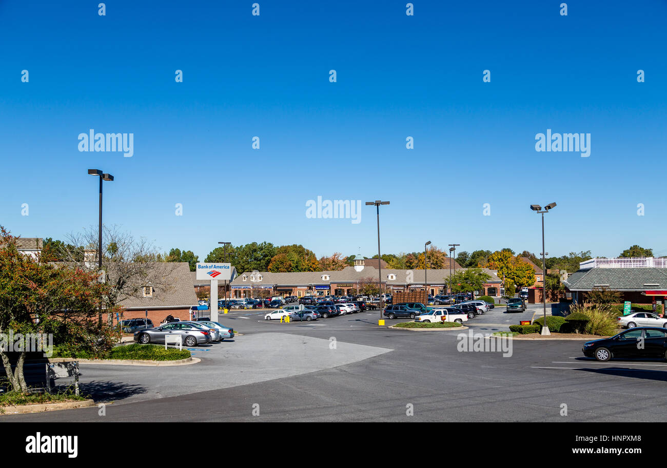 Suburban shopping center hi-res stock photography and images - Alamy