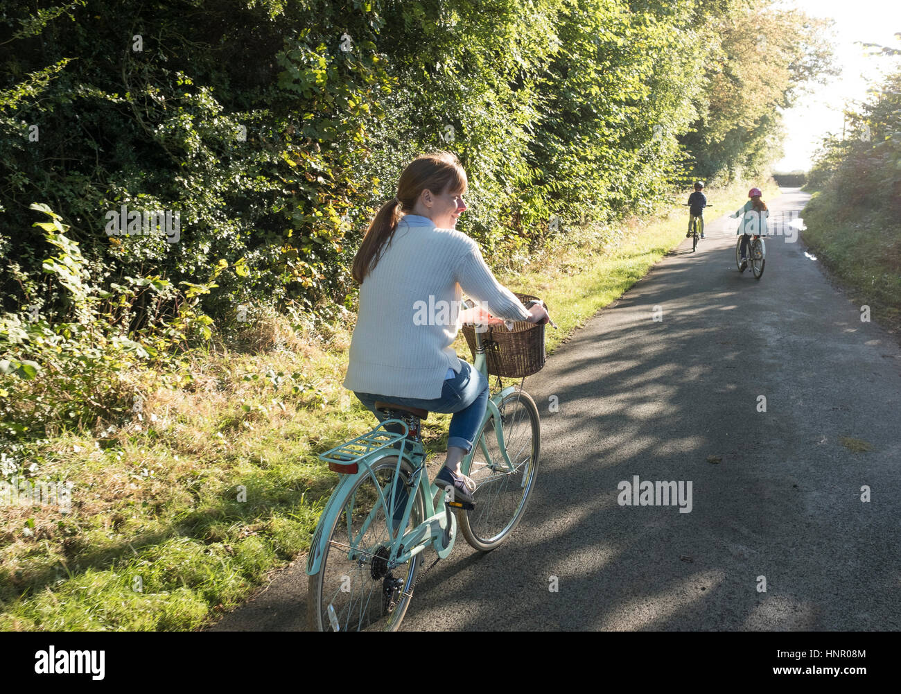 Family bike ride countryside hi-res stock photography and images - Alamy