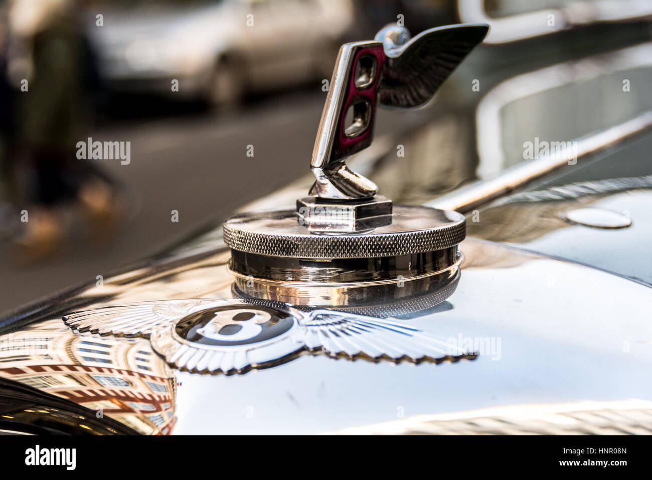 Bentley chrome logo hi-res stock photography and images - Alamy
