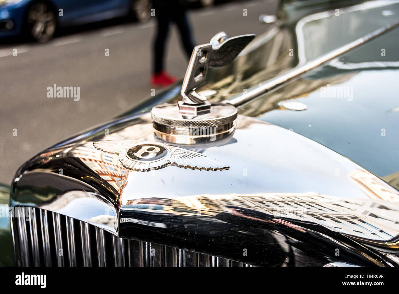 Bentley logo hi-res stock photography and images - Alamy