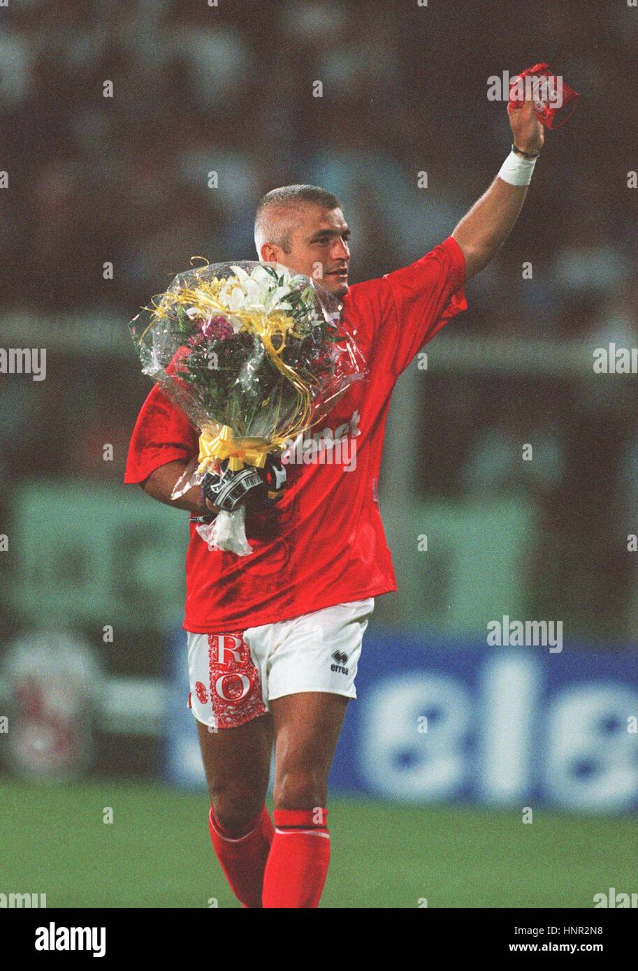 FABRIZIO RAVANELLI WITH FLOWER MIDDLESBROUGH FC WELCOME 03 August 1996 ...