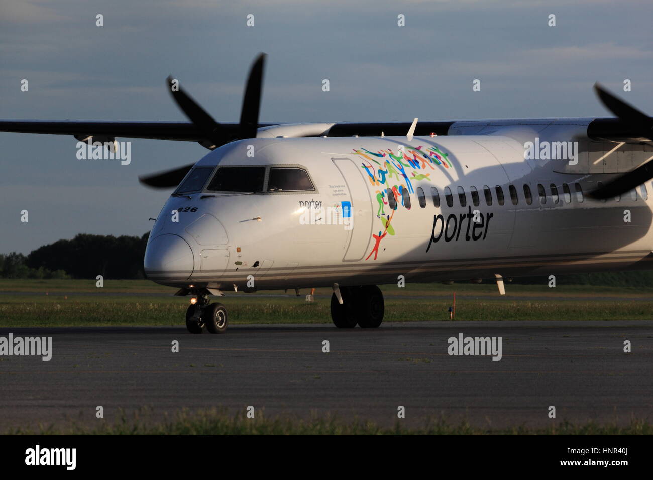 Bombardier q400 porter airlines hi-res stock photography and images - Alamy