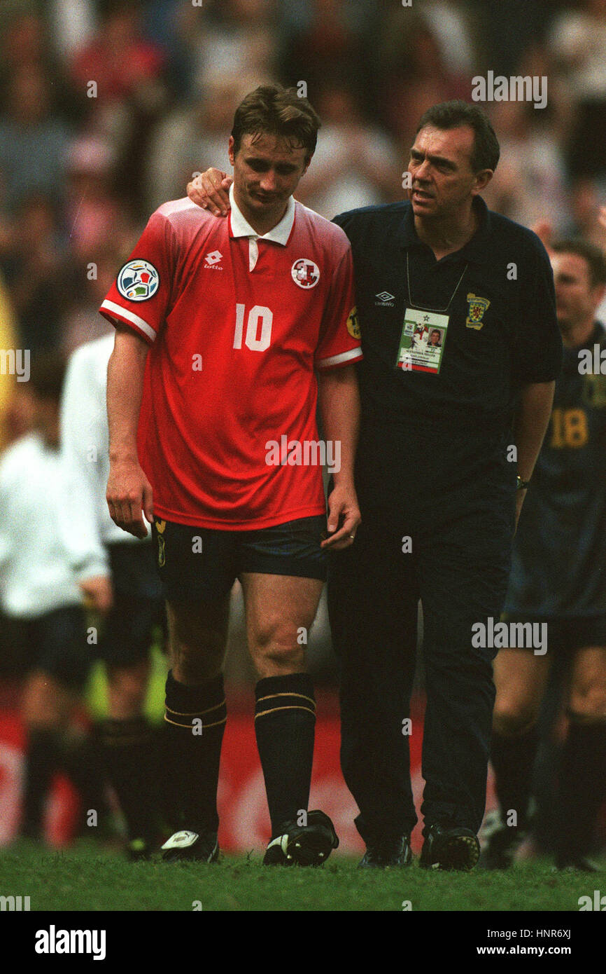 TOMMY BOYD & ASS. COACH SCOTLAND V SWITZERLAND 18 June 1996 Stock Photo ...
