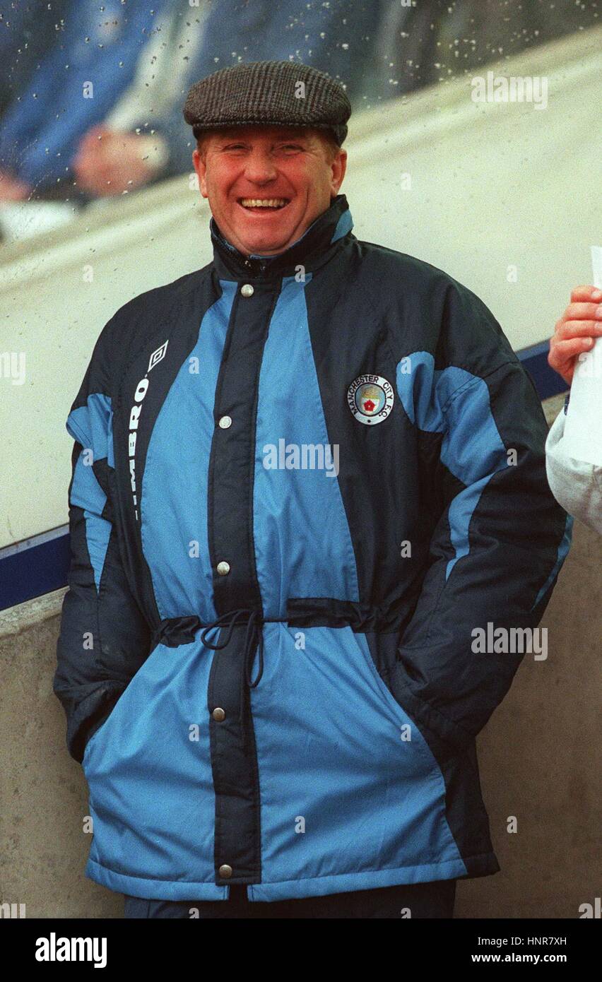 Alan ball manchester city manager hi-res stock photography and images ...