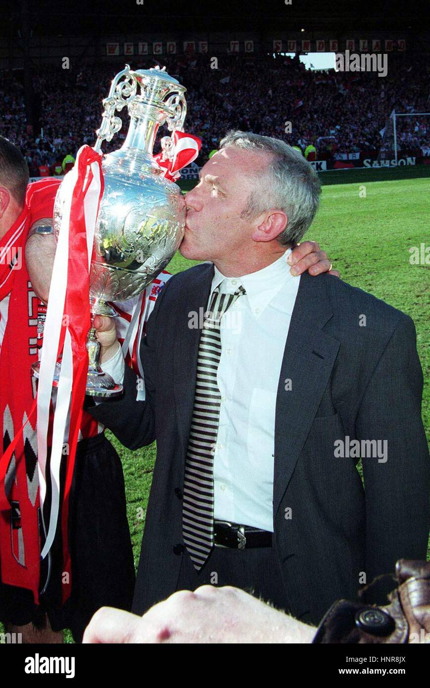 REID KISSES 1ST DIVISON CUP SUNDERLAND FC 27 April 1996 Stock Photo - Alamy