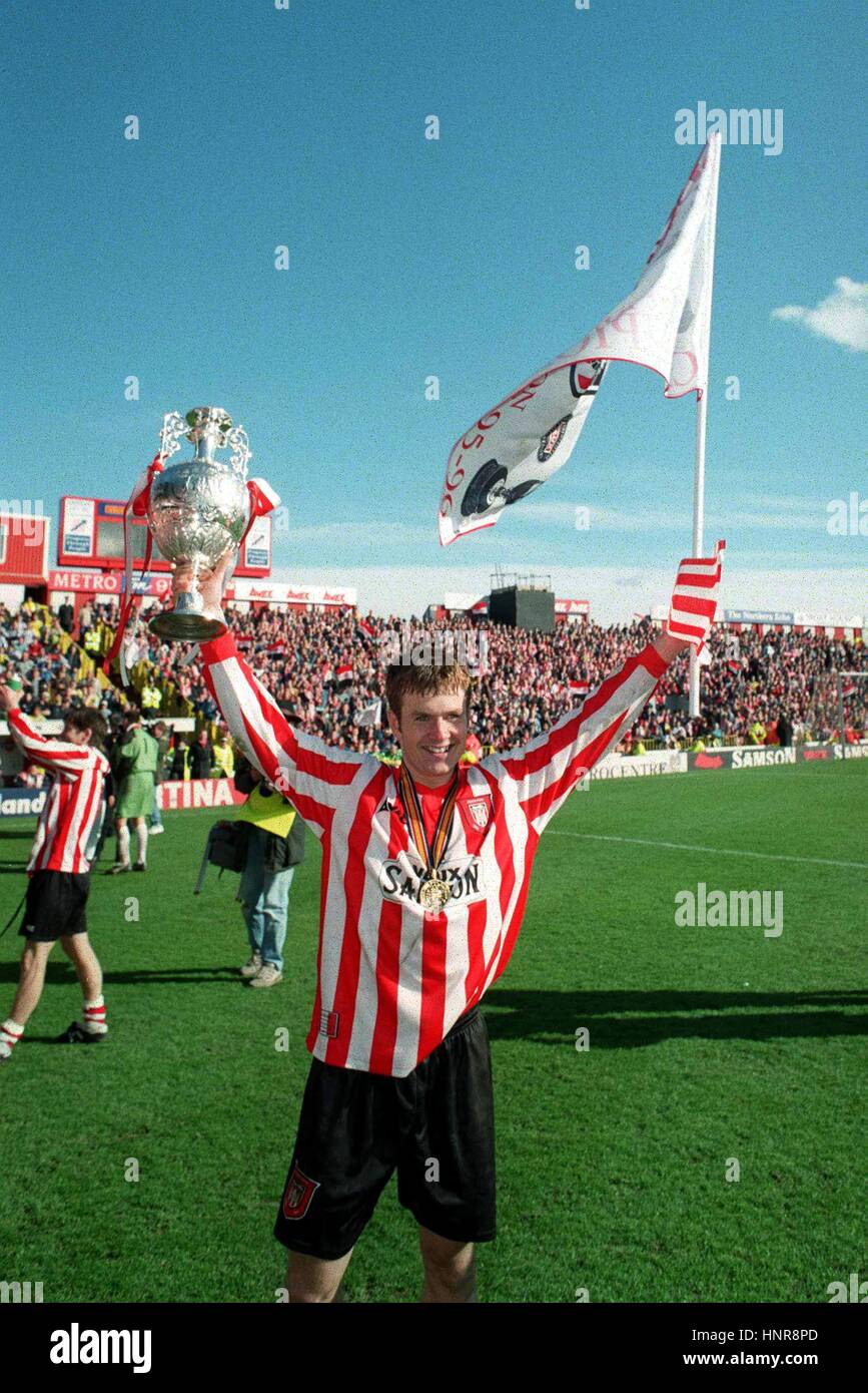 CRAIG RUSSELL SUNDERLAND WIN 1ST DIVISION 28 April 1996 Stock Photo - Alamy
