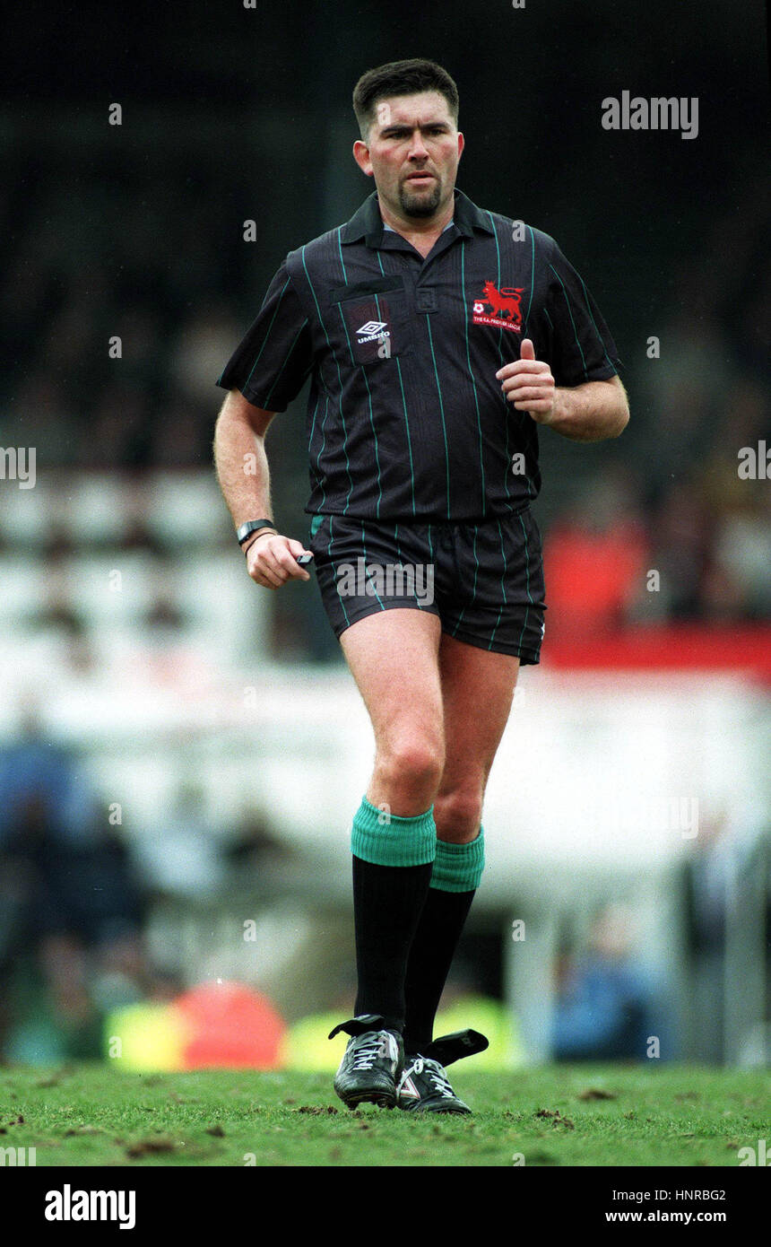 Jeff winter premier league referee hi-res stock photography and images ...