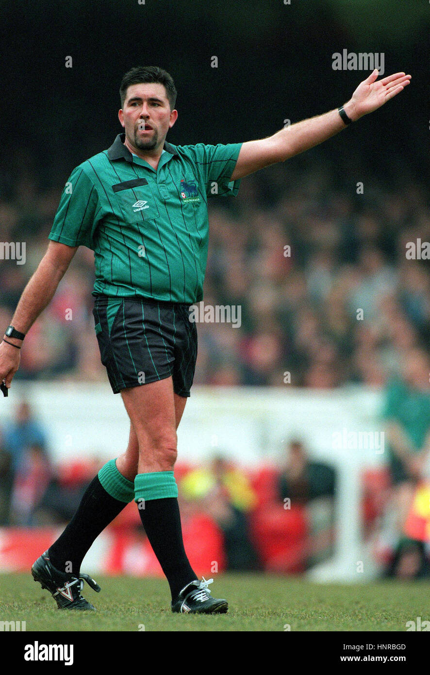 JEFF WINTER PREMIER LEAGUE REFEREE 09 April 1996 Stock Photo - Alamy