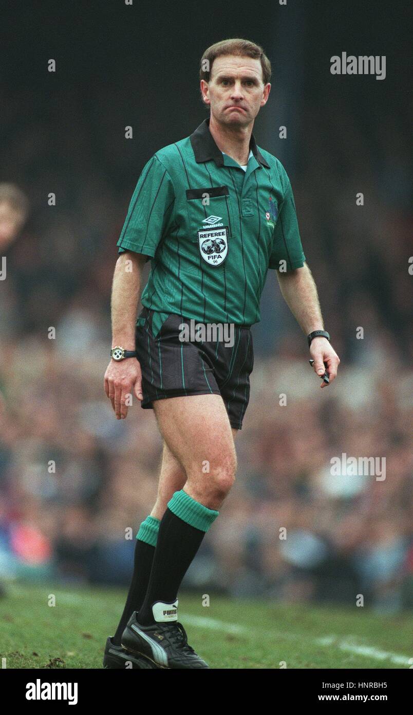STEPHEN LODGE PREMIER LEAGUE REFEREE 20 April 1996 Stock Photo - Alamy