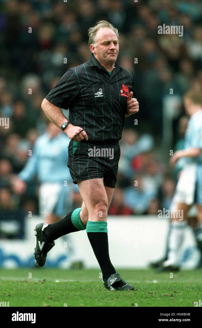 ROBBIE HART FOOTBALL REFEREE 20 April 1996 Stock Photo - Alamy